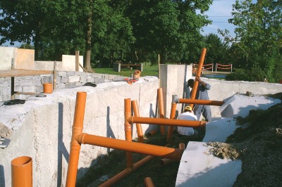 Die Steinmauer wurde mit einem Sickerbeton hinterfüllt. Auf die Röhren ...
